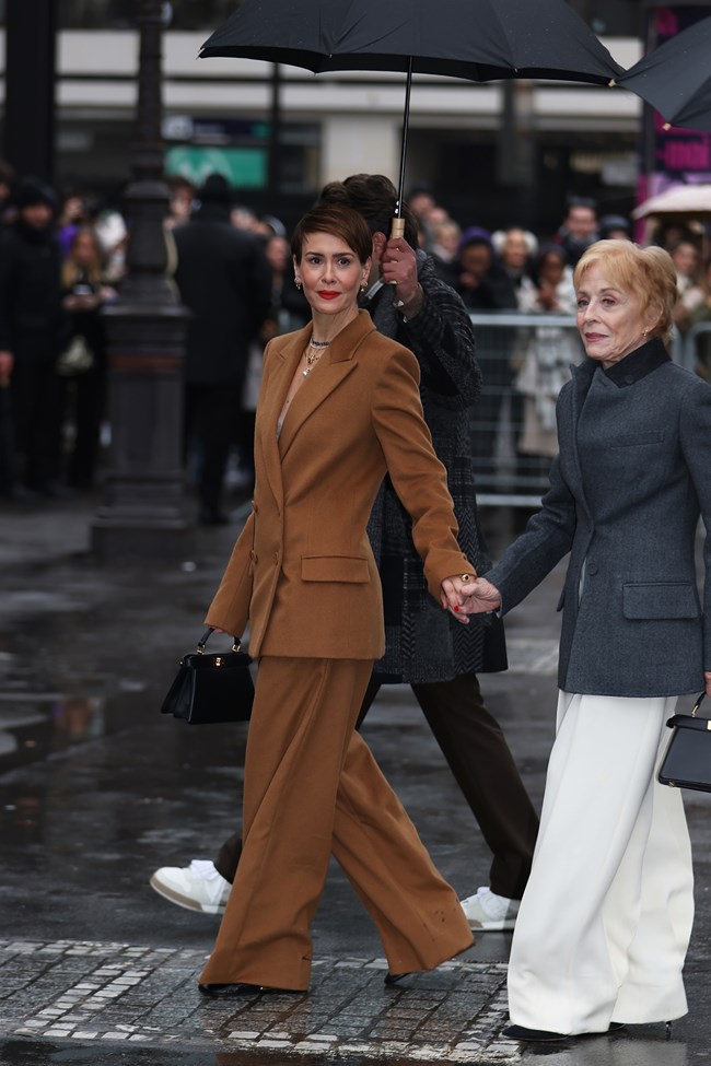 Η 48χρονη Σάρα Πόλσον δείχνει με κάθε τρόπο τον έρωτά της στην 80χρονη ...