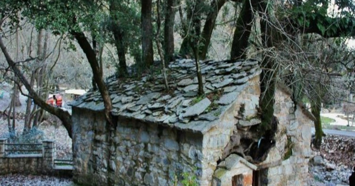 Το εκκλησάκι της Αγίας Θεοδώρας με τα 17 δέντρα στην Αρκαδία που μπήκε ...