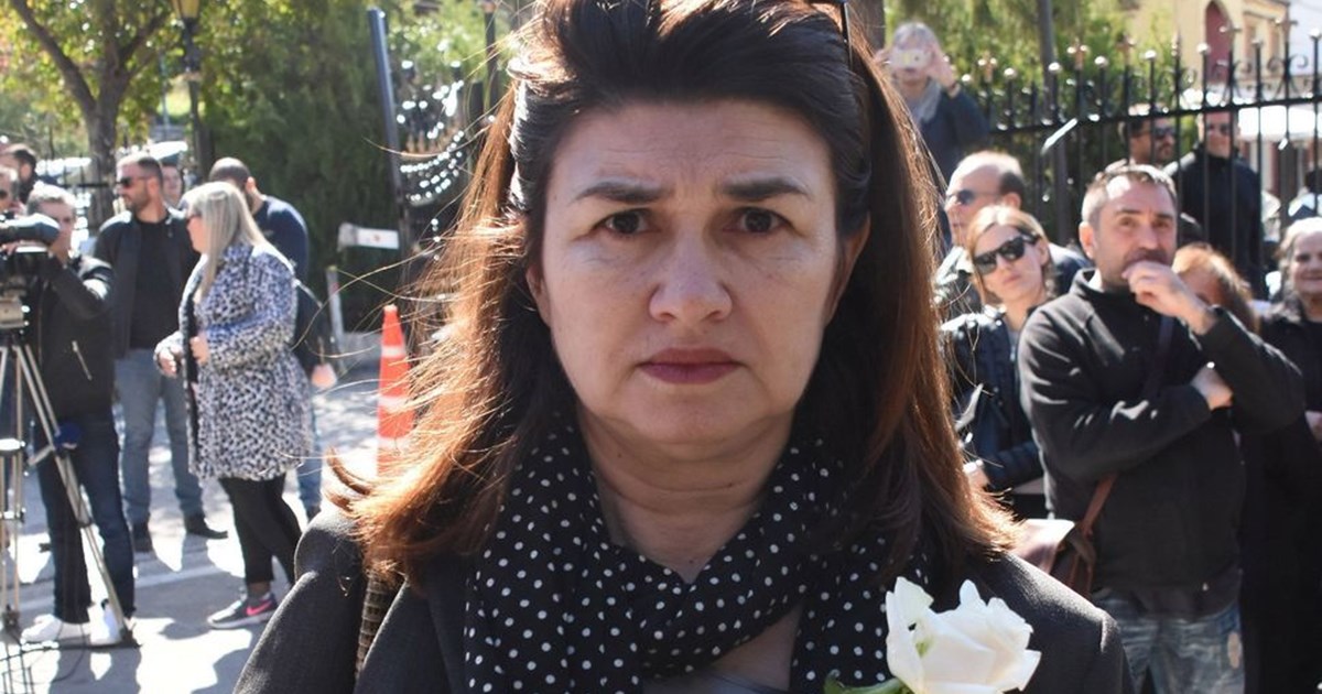 «Τα λόγια είναι περιττά».Η Άννα Κουρή μιλά για το σπίτι της που κάηκε ...