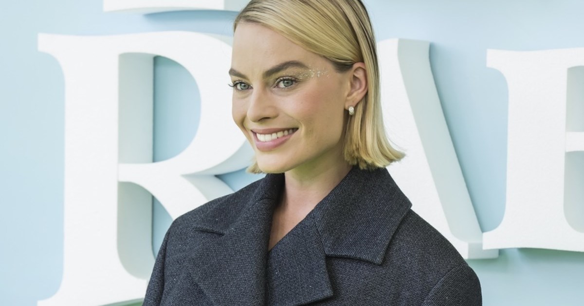 H Μάργκοτ Ρόμπι φόρεσε πρώτη το ιδανικό φθινοπωρινό σακάκι από τα Zara