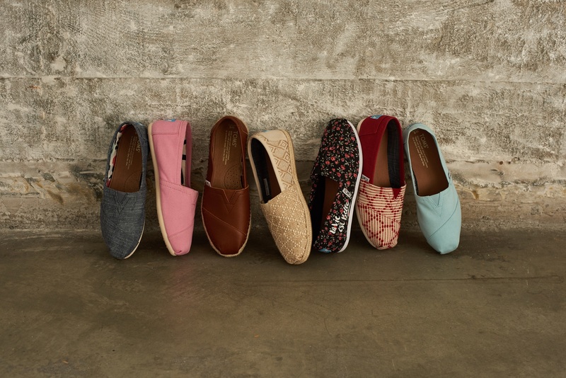 Δείτε όλα τα νέα σχέδια Toms με τις πιο όμορφες εσπαντρίγιες για την ...