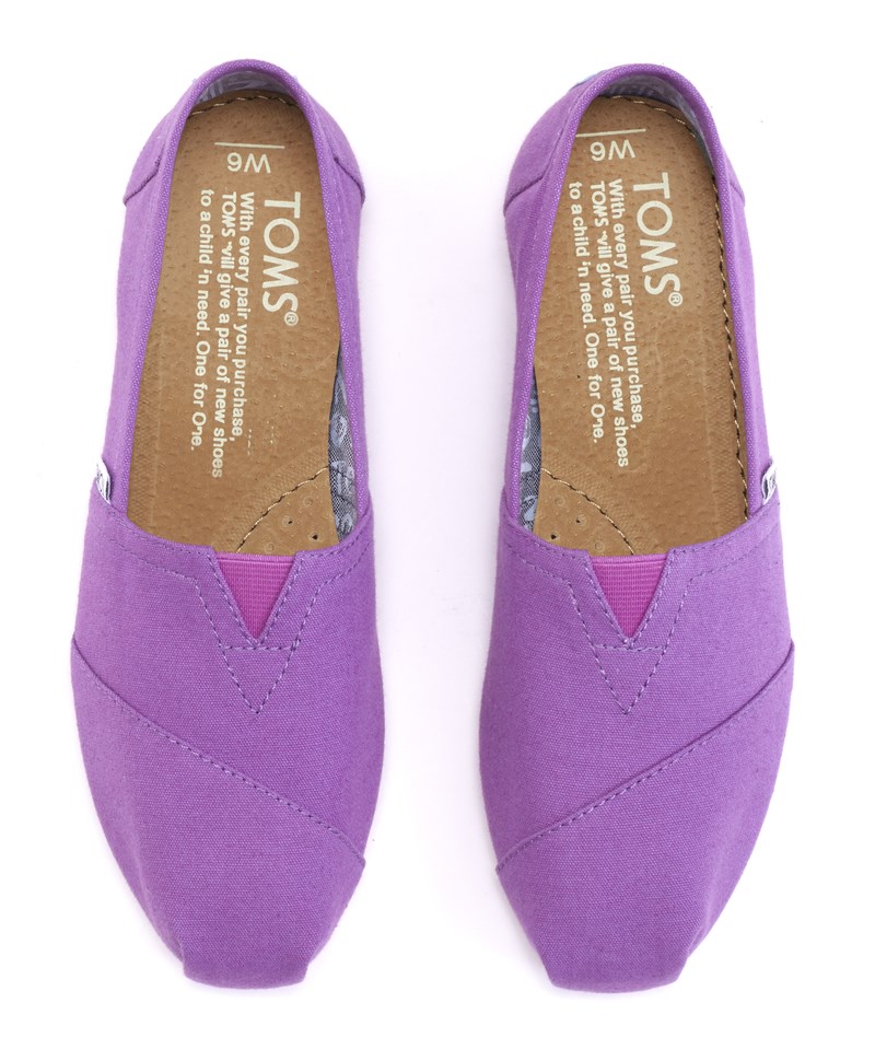 Δείτε όλα τα νέα σχέδια Toms με τις πιο όμορφες εσπαντρίγιες για την Άνοιξη