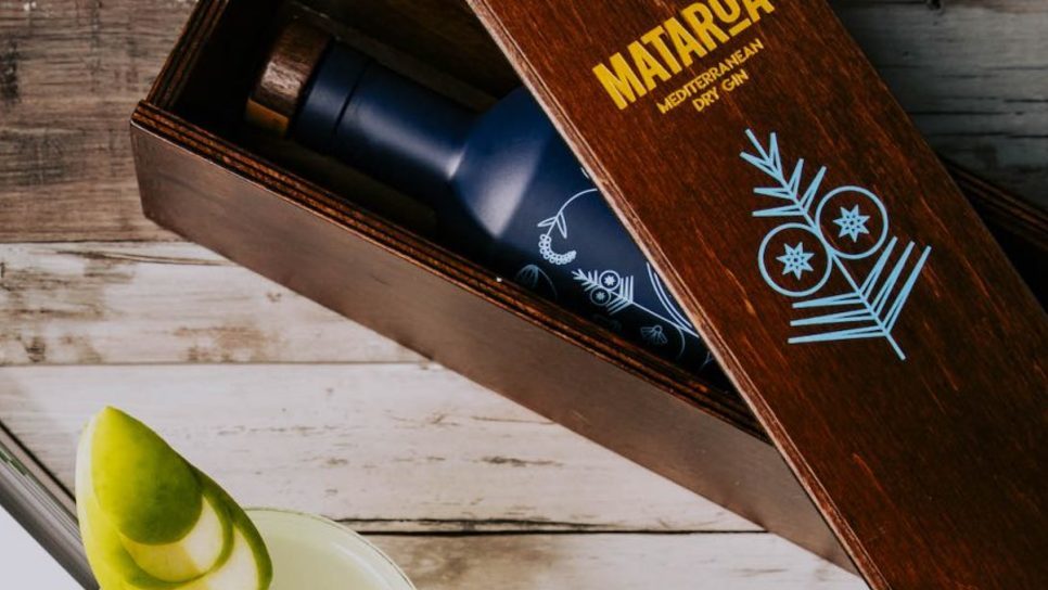 Mataroa: Το ελληνικό τζιν με ένα όνομα βαρύ σαν ιστορία / Made in ...