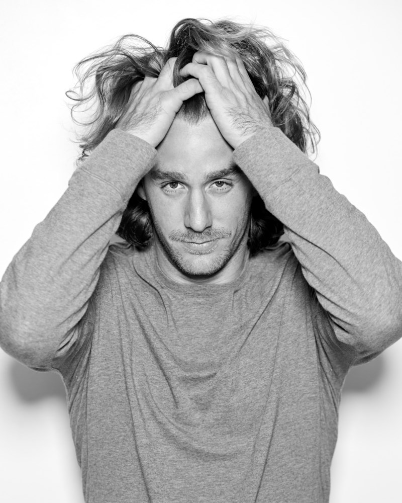 O Iacopo Capone είναι ένας καλοκαιρινός τύπος που σχεδιάζει σανδάλια, T ...