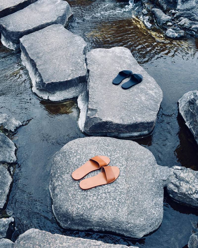 O Iacopo Capone είναι ένας καλοκαιρινός τύπος που σχεδιάζει σανδάλια, T ...