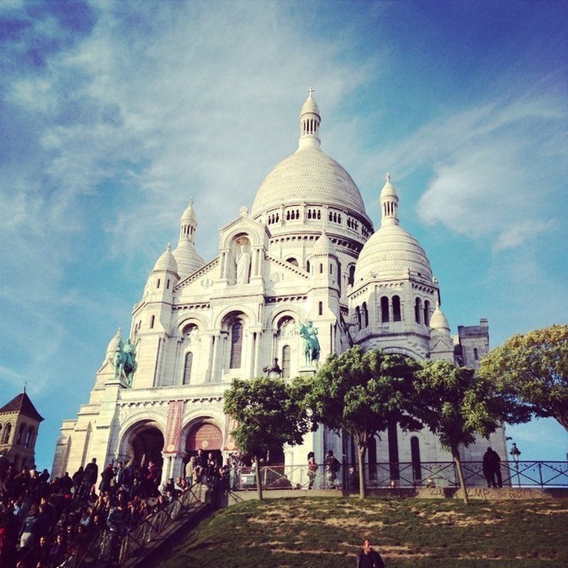 Το Παρίσι του Νικόλα Αριστείδου ένα μήνα μετά την επίθεση