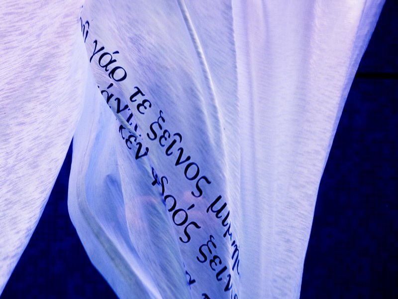 Greek Pareaki. Μια παρέα γράφει την καλοκαιρινή της ιστορία πάνω σε ένα ...