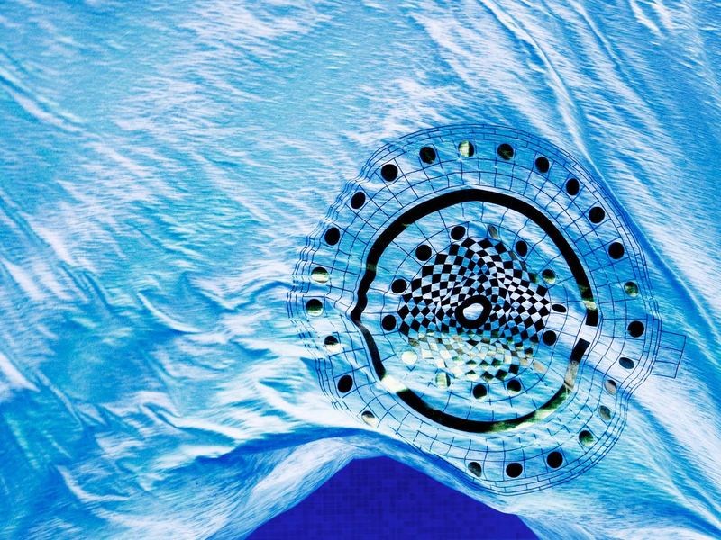 Greek Pareaki. Μια παρέα γράφει την καλοκαιρινή της ιστορία πάνω σε ένα ...