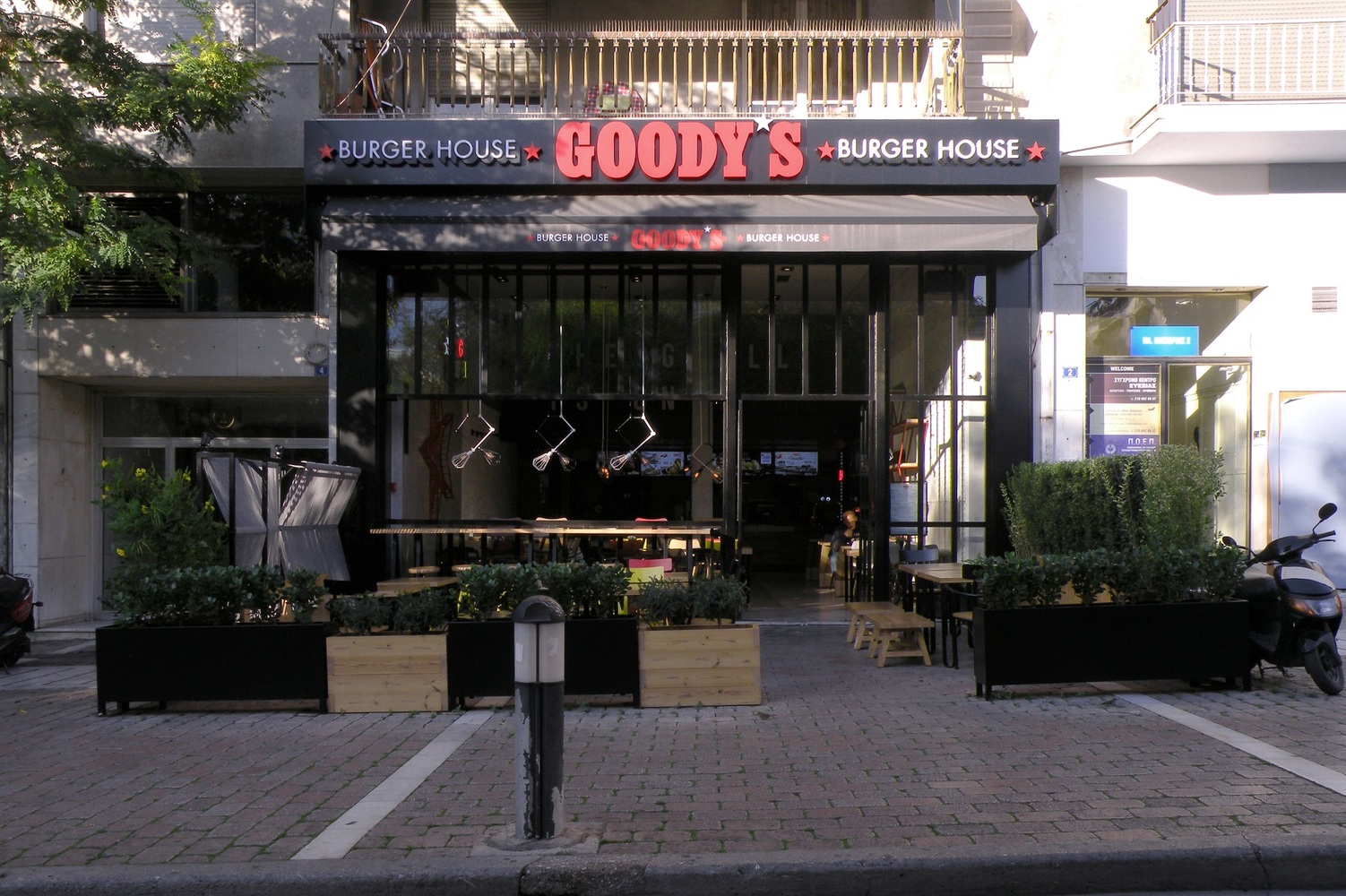 Το Goody’s Burger House στην πλατεία Βικτωρίας έχει λαχταριστό design ...