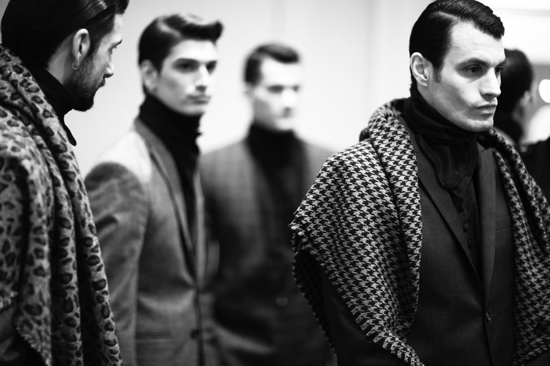 Ο Δημήτρης Πέτρου ντύνει γυναίκες και άντρες που είναι ή αισθάνονται σταρ